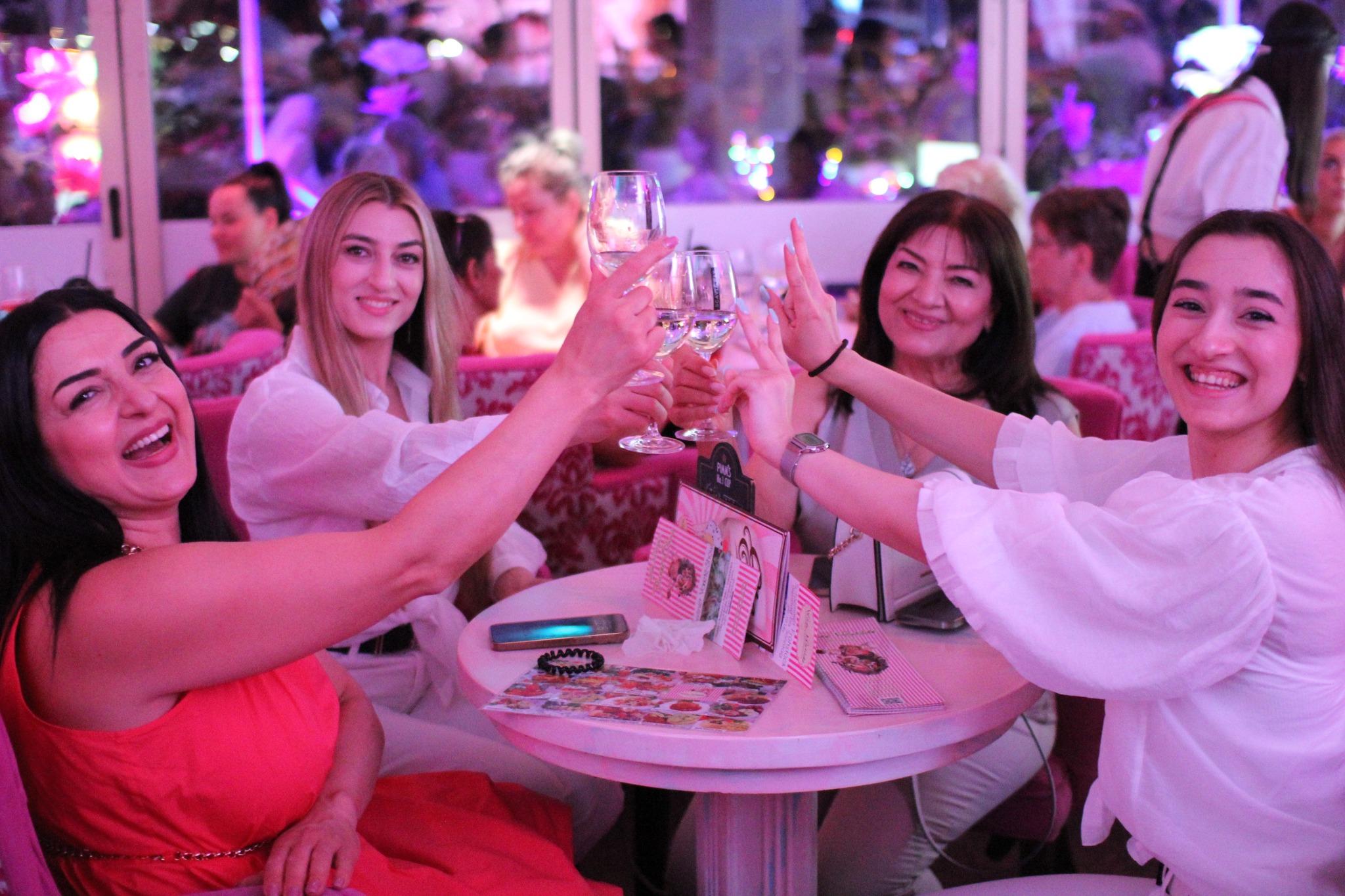 Colorful crazy bachelor party location in the Nikolaiviertel – Wilde ...